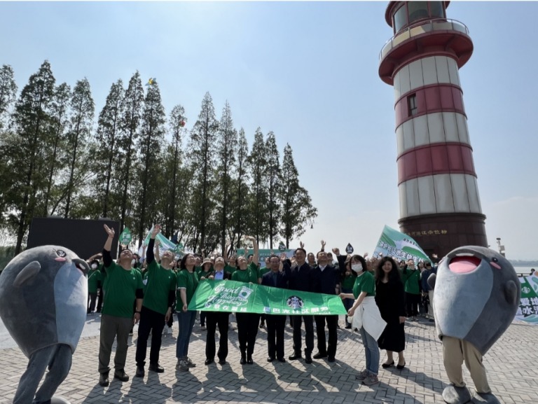 Volunteers gathered in Yuzui Wetland Park in Nanjing to participate in ...
